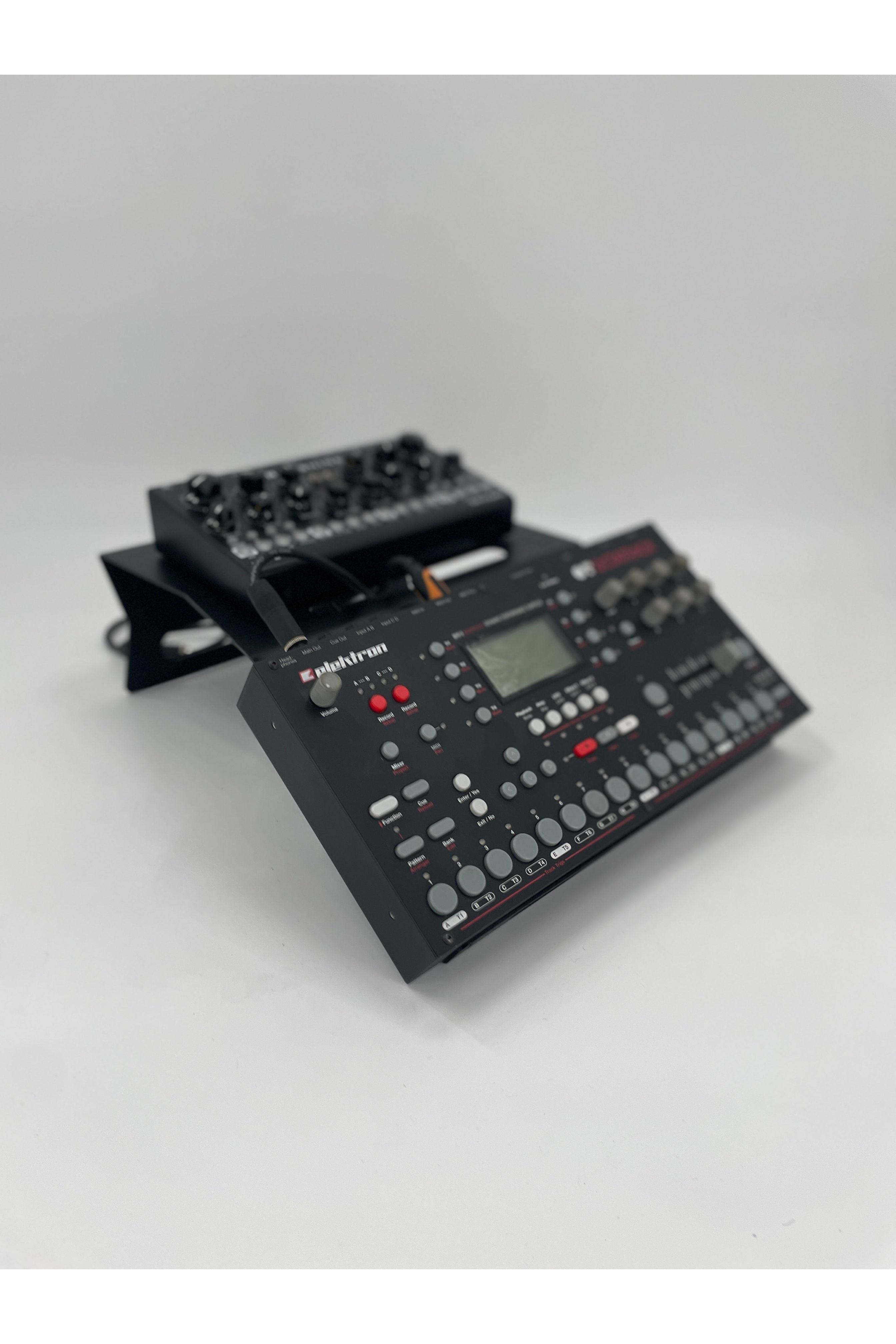 Sinewave 2-Level Angled Synthesizer Stand – Apache Audio
