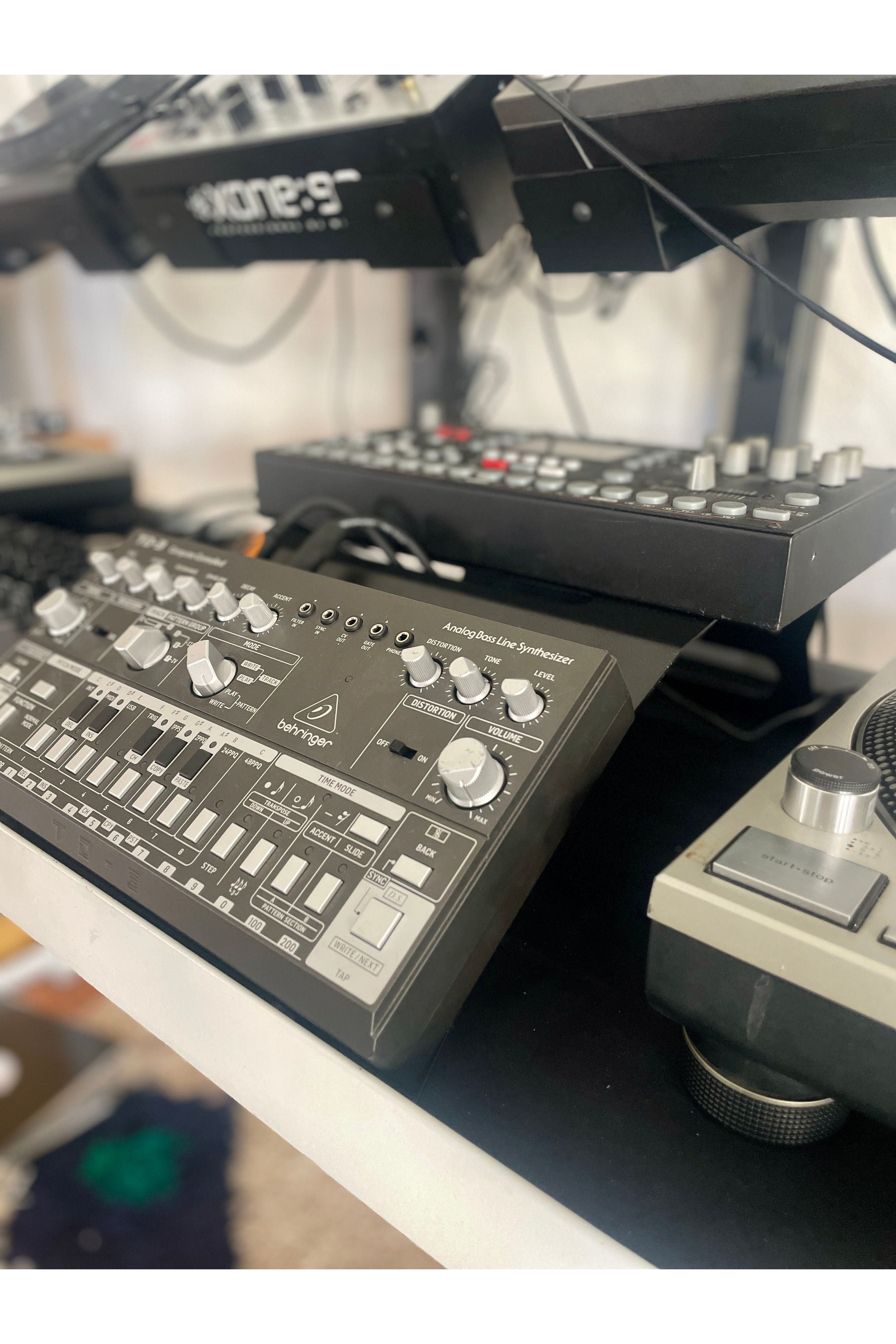 Sinewave 2-Level Angled Synthesizer Stand – Apache Audio